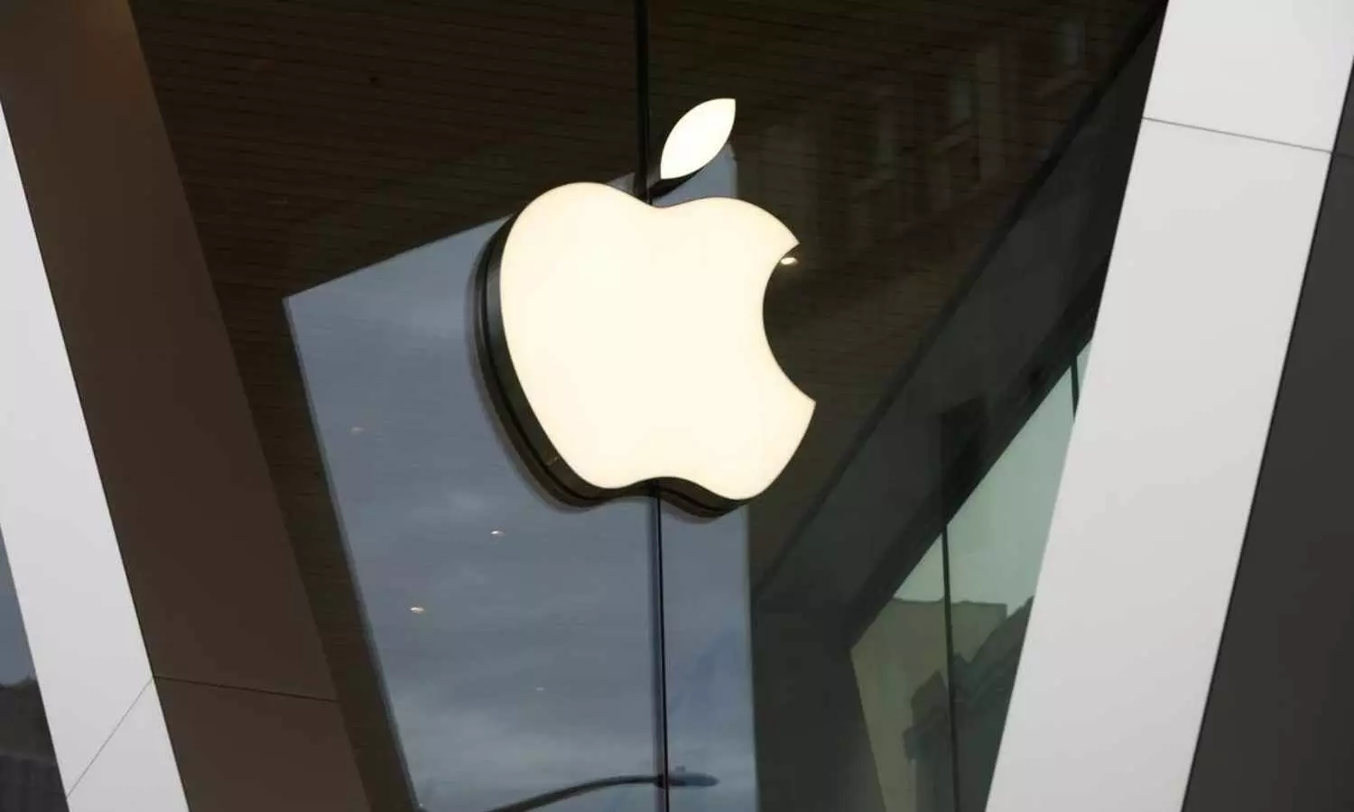 Apple's AI Delays Lead to False Advertising Lawsuit - The Technology ...