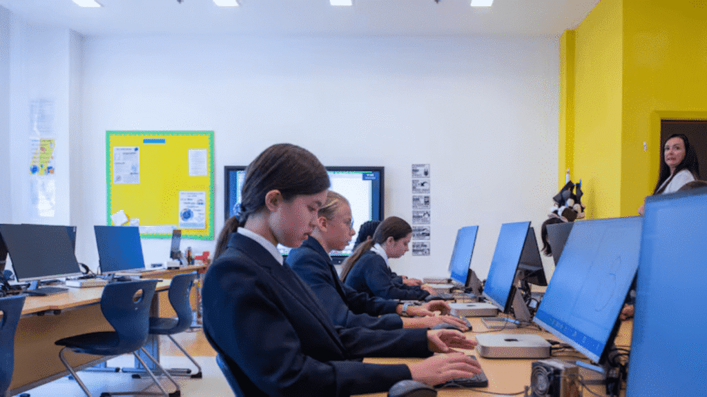 UAE Introduces AI in Public School Curriculum - The Technology Express