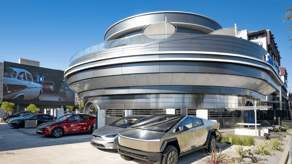 Tesla’s Retro Diner and Supercharger Finally Open After Years of Delay ...